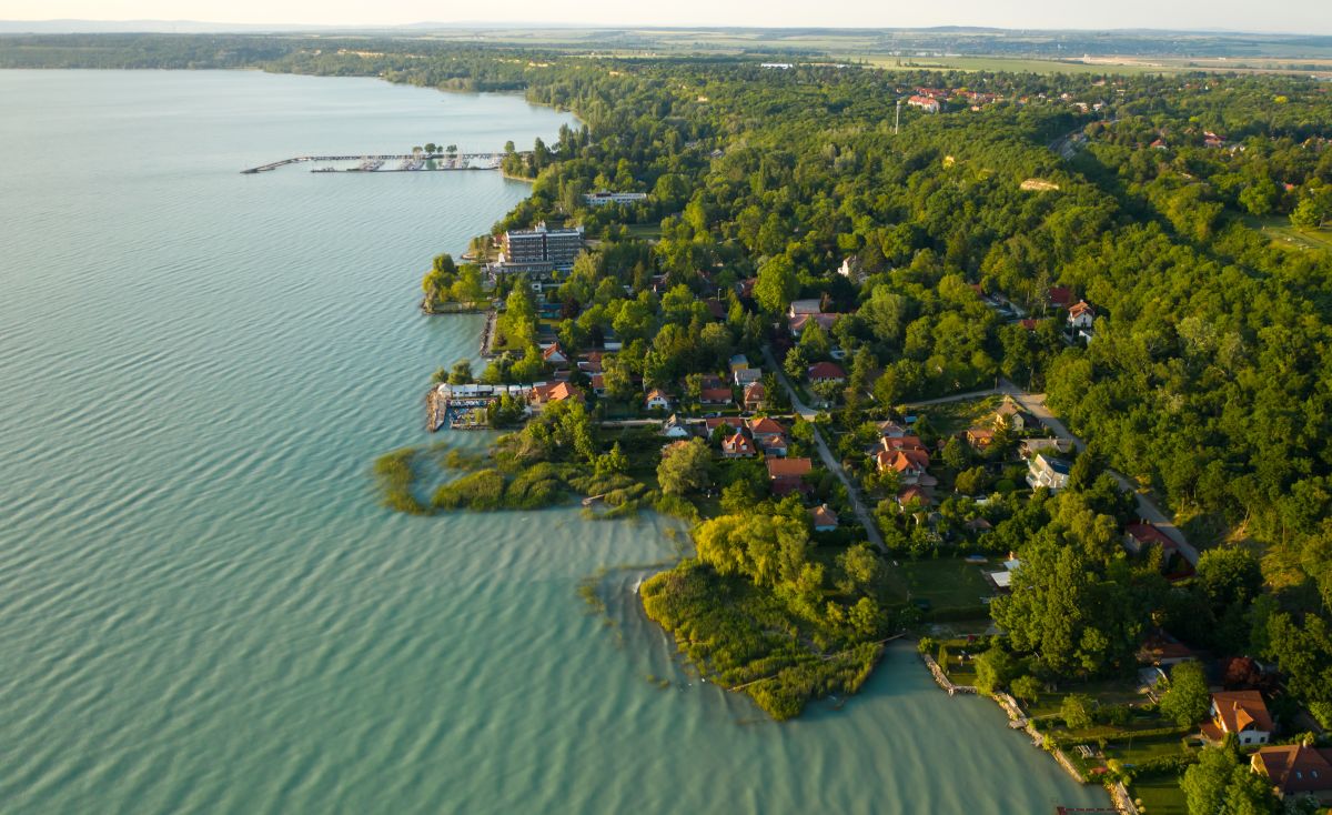 Egy balatoni település, ahol a tenger mellett érezheted magad ...