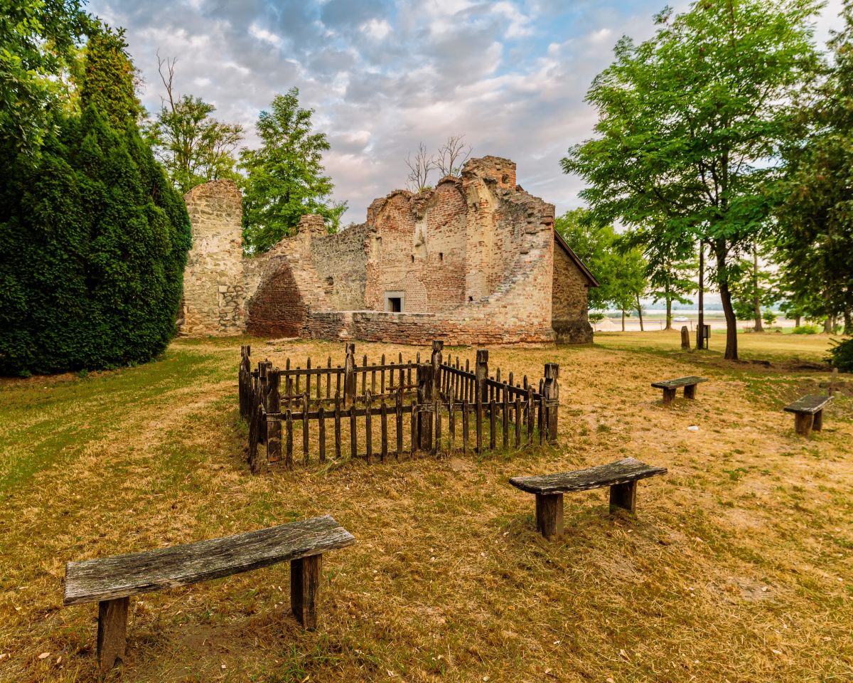 Különleges balatoni látnivalók – Várak, romok és bakancslistás helyek a ...